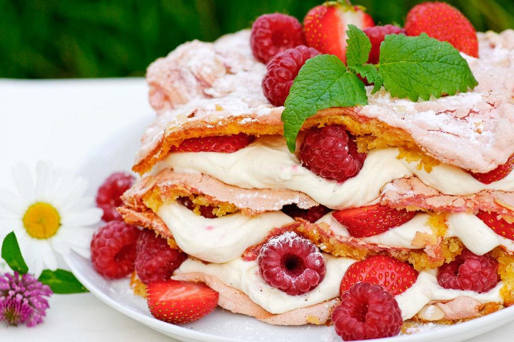 Kakkujen klassikko: britakakku kruunaa tarjoilut - katso ...