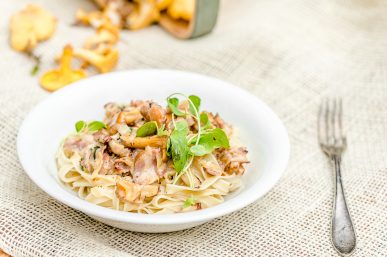 Kantarelli-pekonipasta on ihanan yksinkertainen, mutta maistuva ...