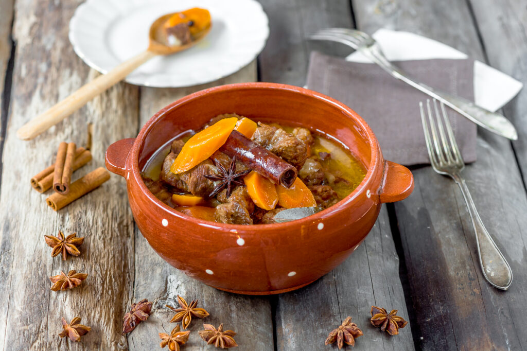 Mausta lihapata glögillä - makea ja mausteinen maku | Hellapoliisi