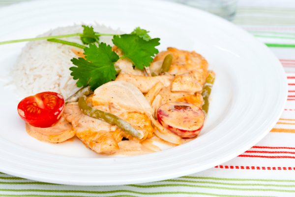 Kananpojan kastike ja vihreitä papuja | Hellapoliisi