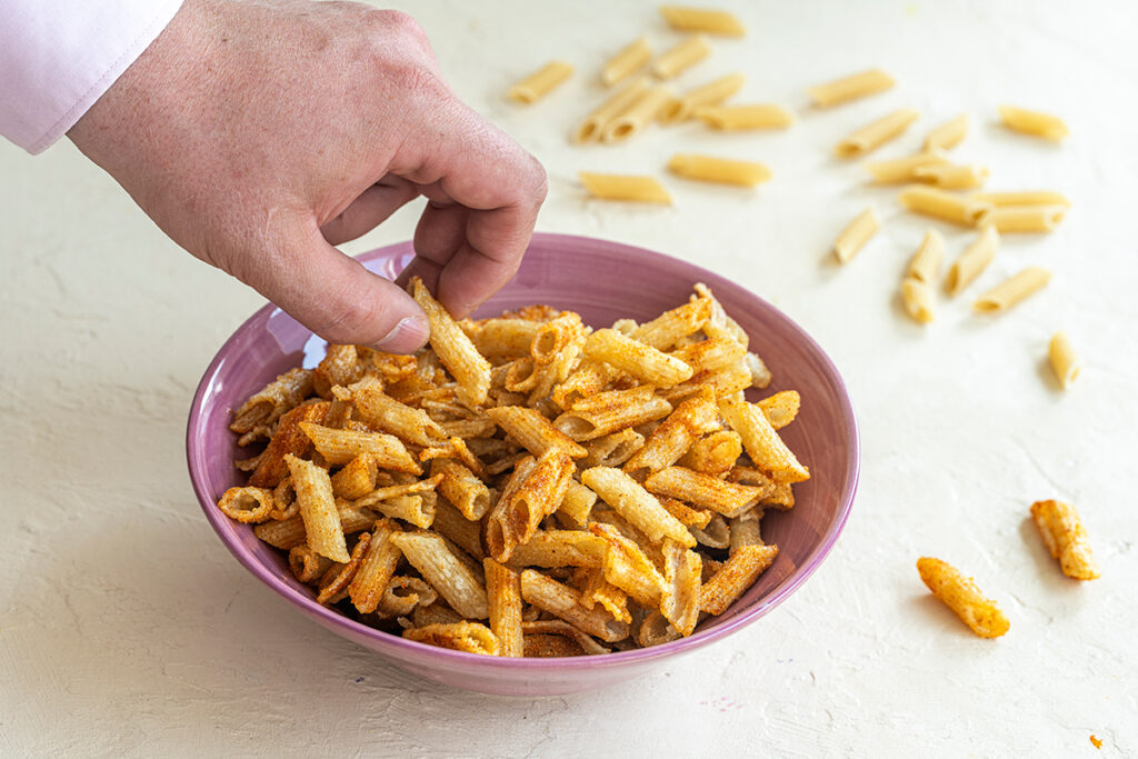 Rapeat makaronit eli Crispy Pasta Chips | Hellapoliisi
