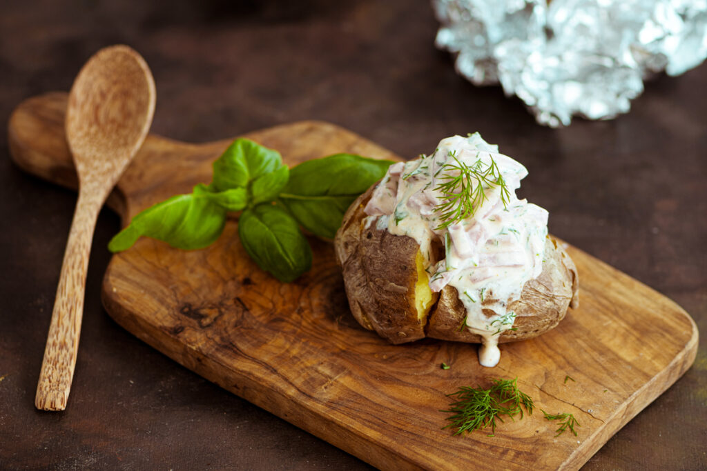 Klassiko: uuniperuna kinkkutäytteellä maistuu aina - katso resepti ...