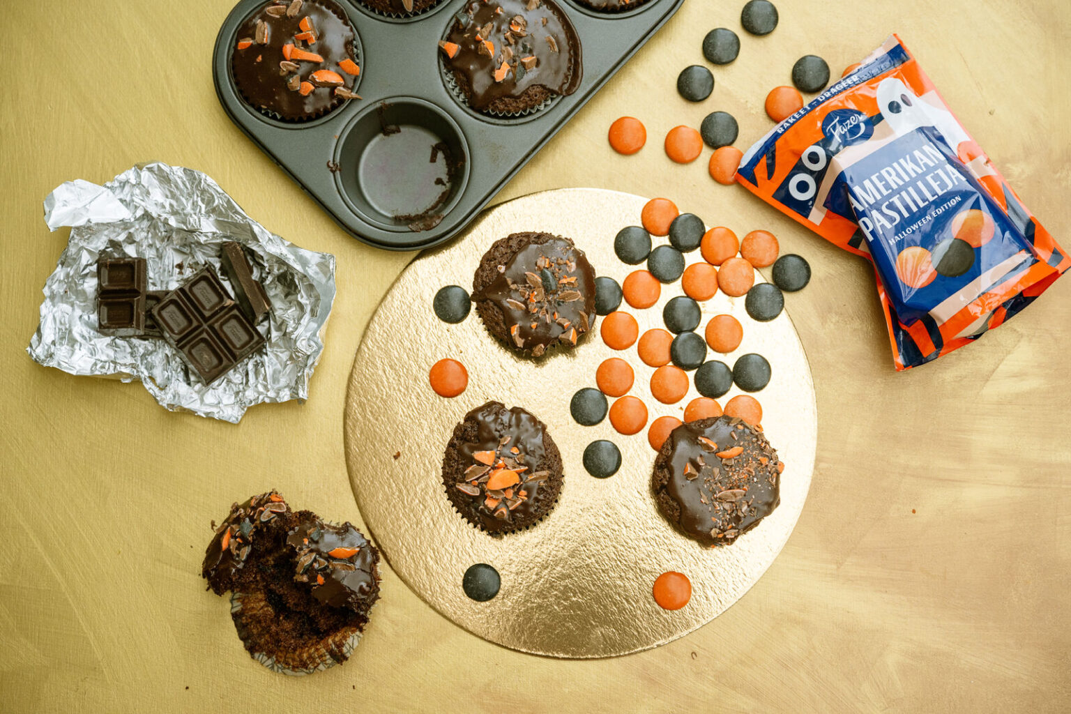 Nämä suklaamuffinssit sisältävät ihania suklaapaloja - katso ohje ...