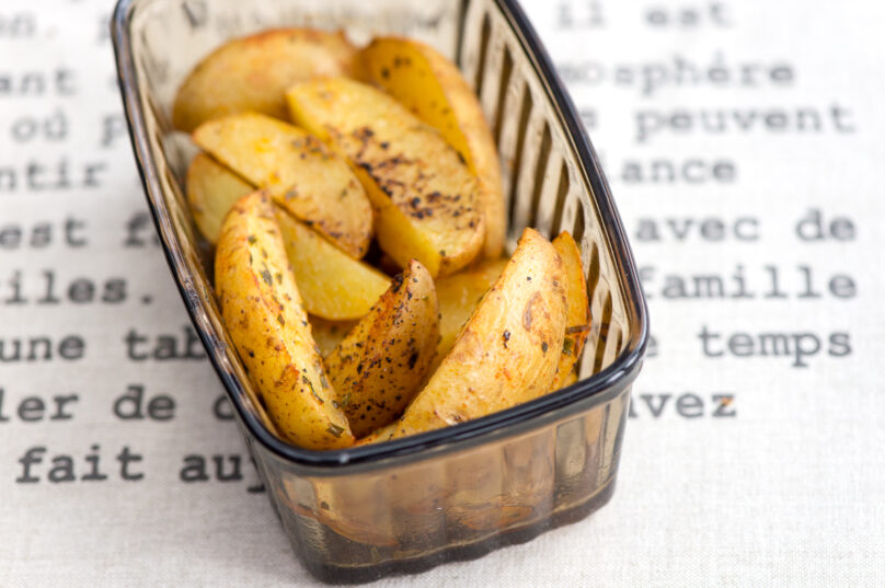 Mausteiset lohkoperunat sopivat moneen | Hellapoliisi